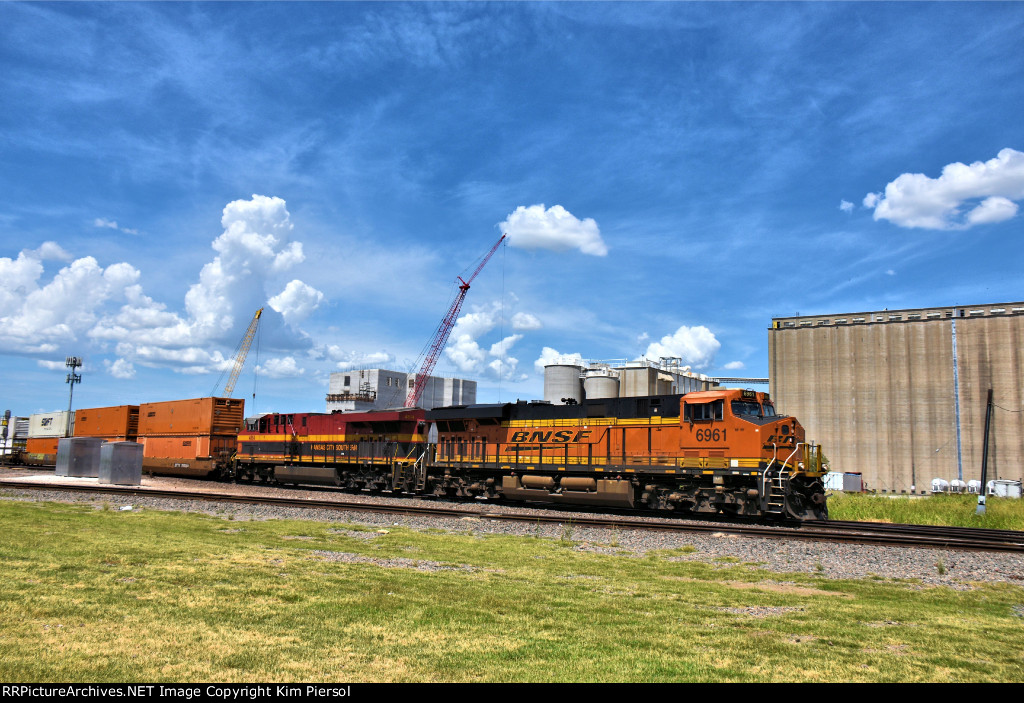 BNSF 6961 KCS 4818 SB BNSF Fort Worth Sub through the Saginaw Interlocking